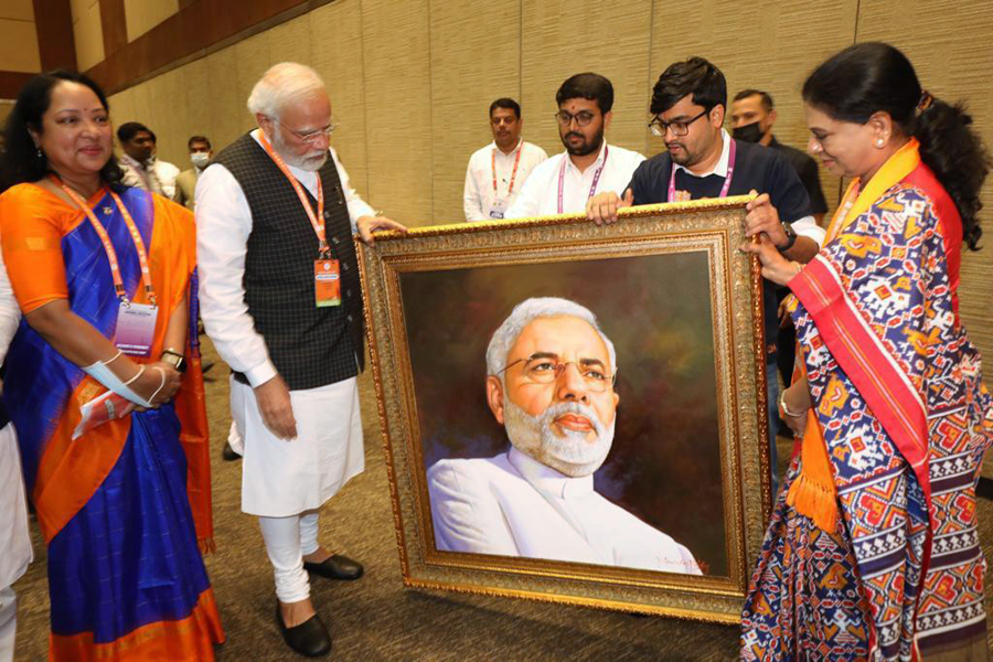 Presenting the portrait of Hon’ble Prime Minister of India - Welcome to ...